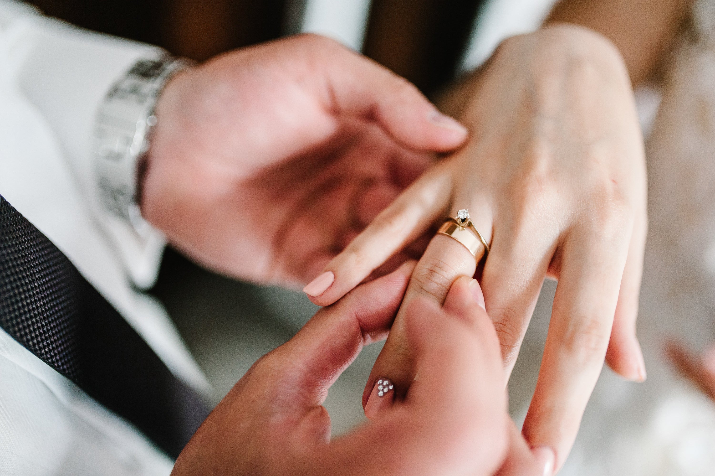 What Finger Does a Promise Ring Go On? A Simple Guide to Choosing Your ...